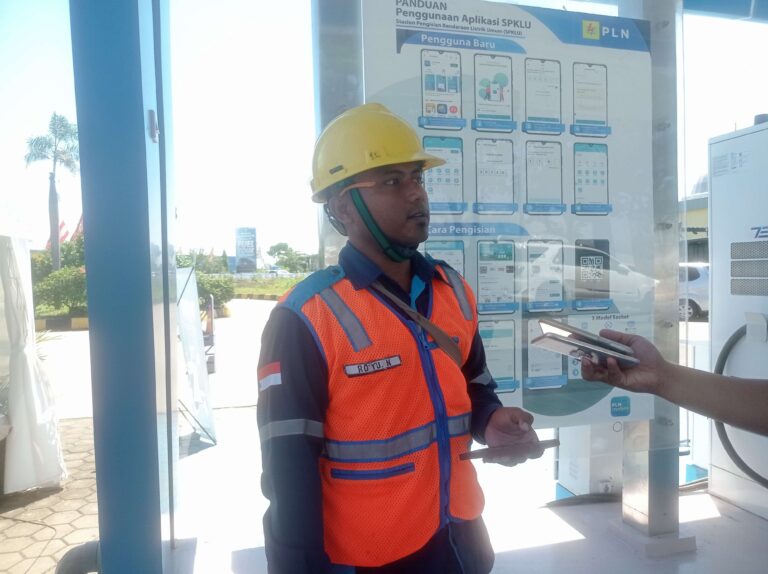 Petugas SPKLU PLN Siap Melayani Pemudik Berkendaraan Listrik